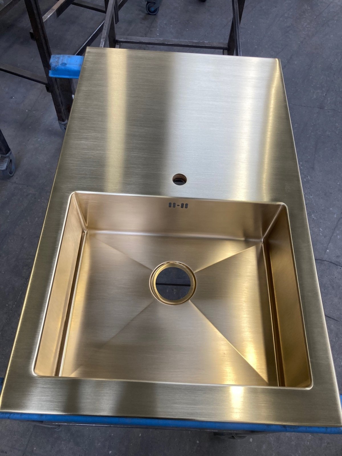 KKV200 - Massiv gennemgående messing plade med 50x40 vask ...